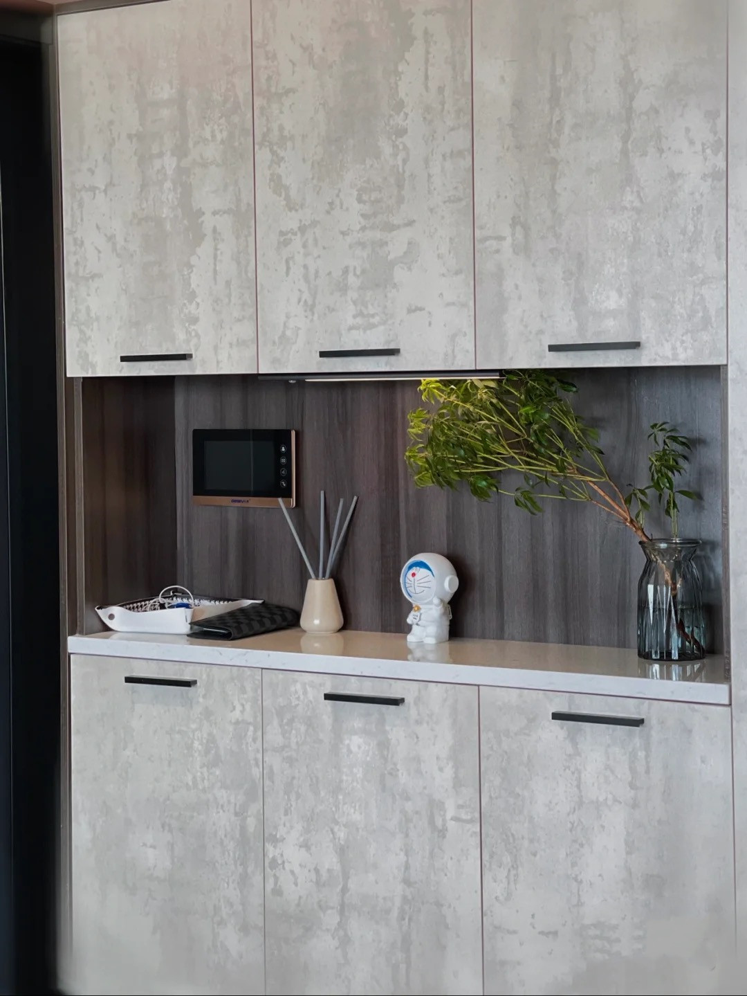 Her house is 124 square meters, the whole house is covered with wall ...