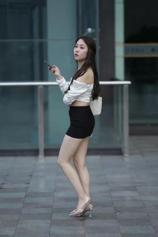 In the midsummer street at 38℃, beautiful women wearing "miniskirts ...