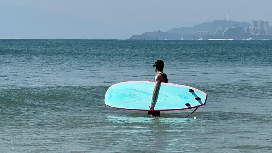 Li Xian and Cai Xukun are surfing in Sanya: Li Xian has bright abdominal muscles, and Cai Xukun ...