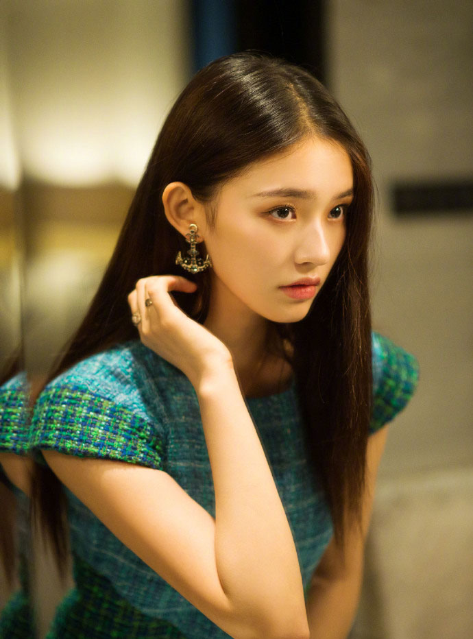 Celebrity Legs Picture-Lin Yun - iNEWS