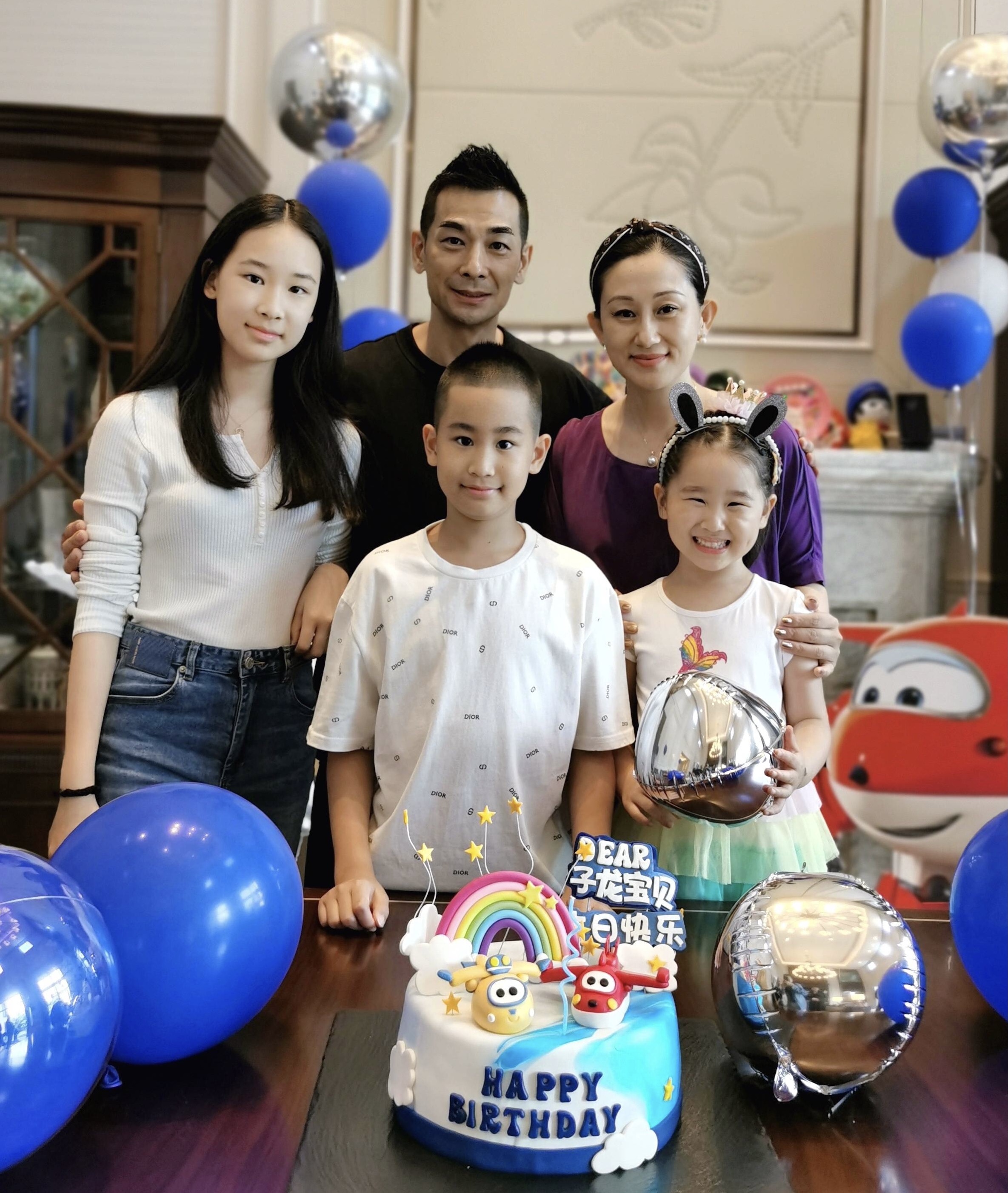 Zhang Danlu took a photo with his children, Zhao Wenzhuo acted like a ...