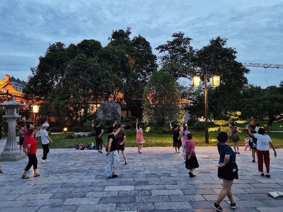 Night tour in Xingqing Park - iNEWS