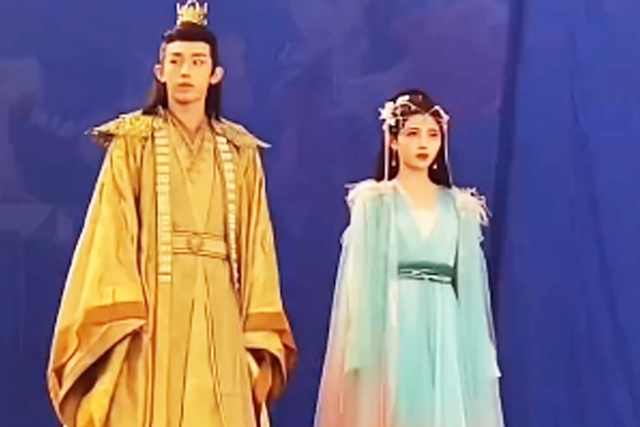 Ju Jingyi's "Hua Rong" fire and phoenix fall into the world, Guo Junchen is so dazzling - iNEWS