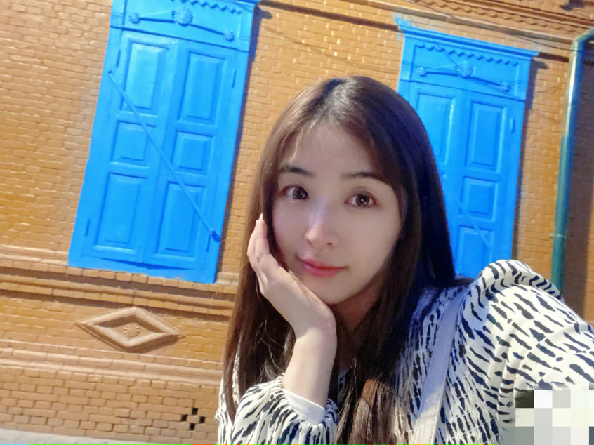 31-year-old Zhang Hanyun danced on the ice in a miniskirt, his hands ...