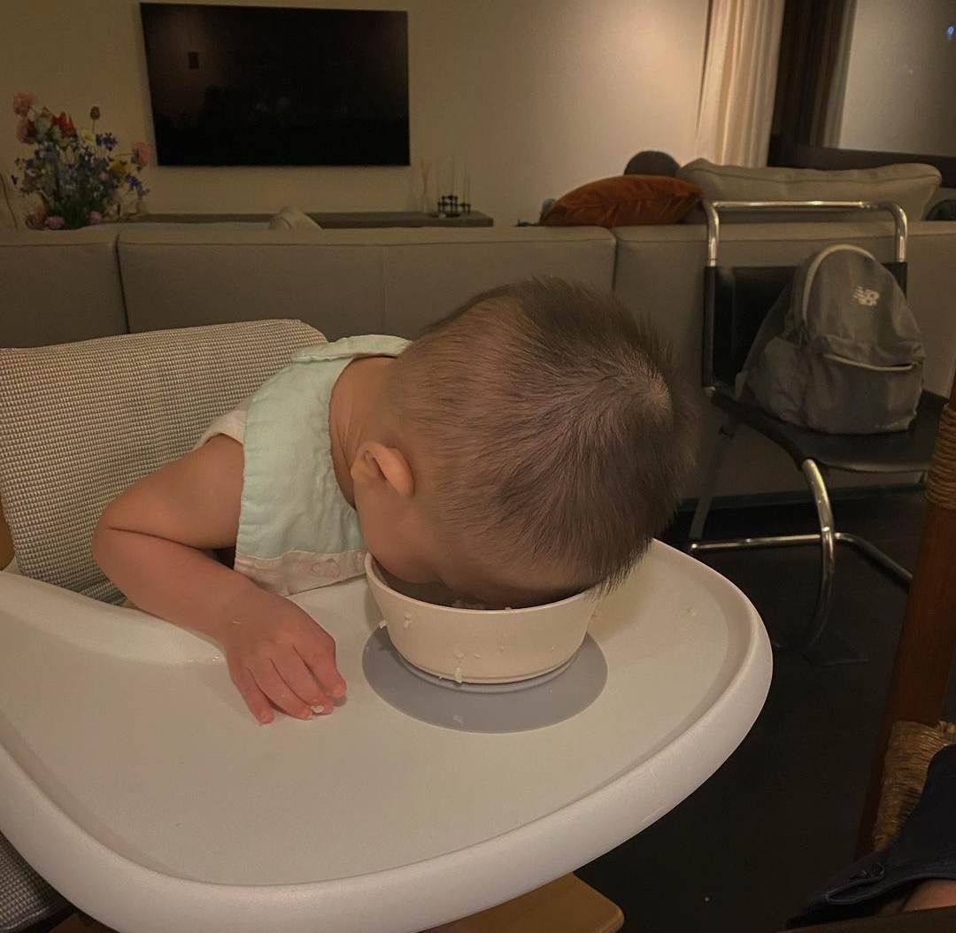 You-Ning Yang took photos of her sleeping daughter and teased her that ...