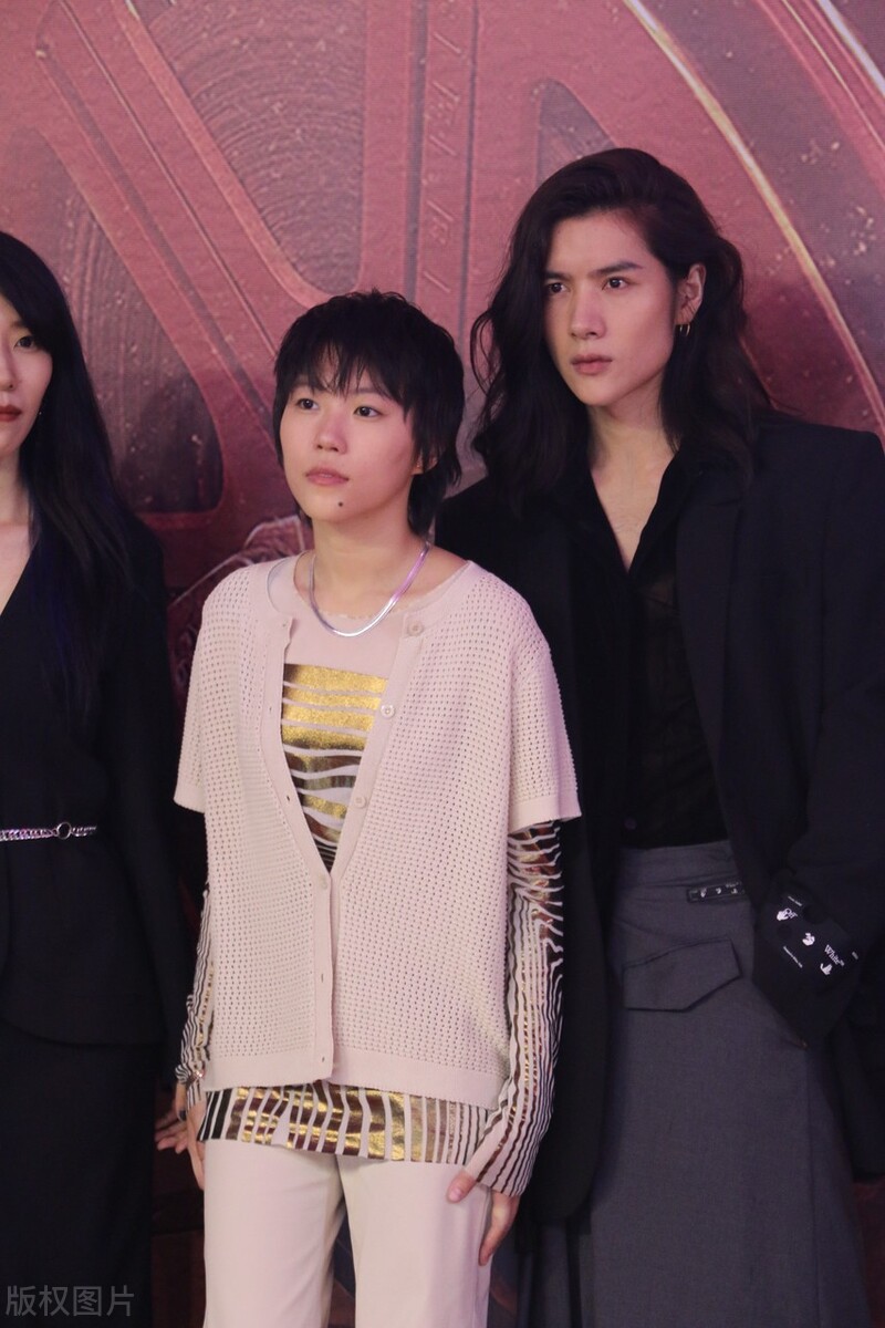 Dou Jing is a childlike fan. Wearing a striped top with a hollow knit ...