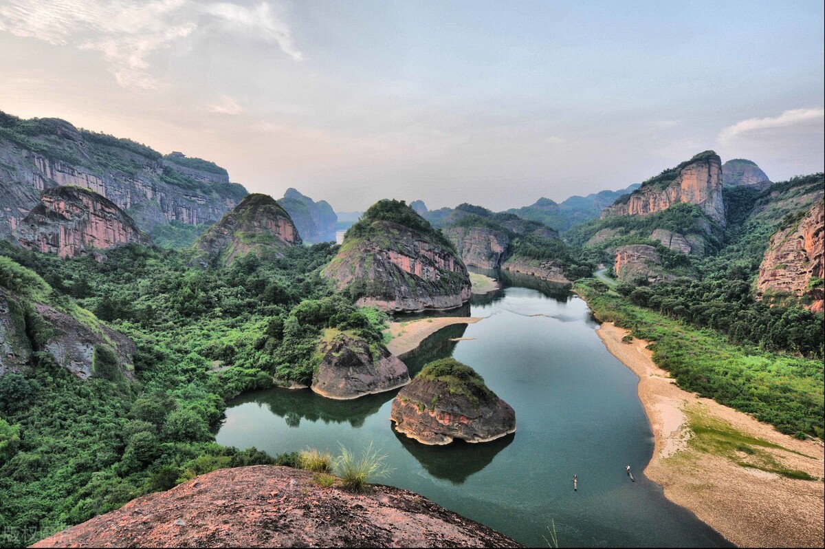 This mountain is called the Taoist Capital of China. Why have coffins ...
