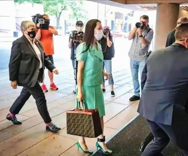 Huawei princess Meng Wanzhou wears a noble and charming mint green suit ...