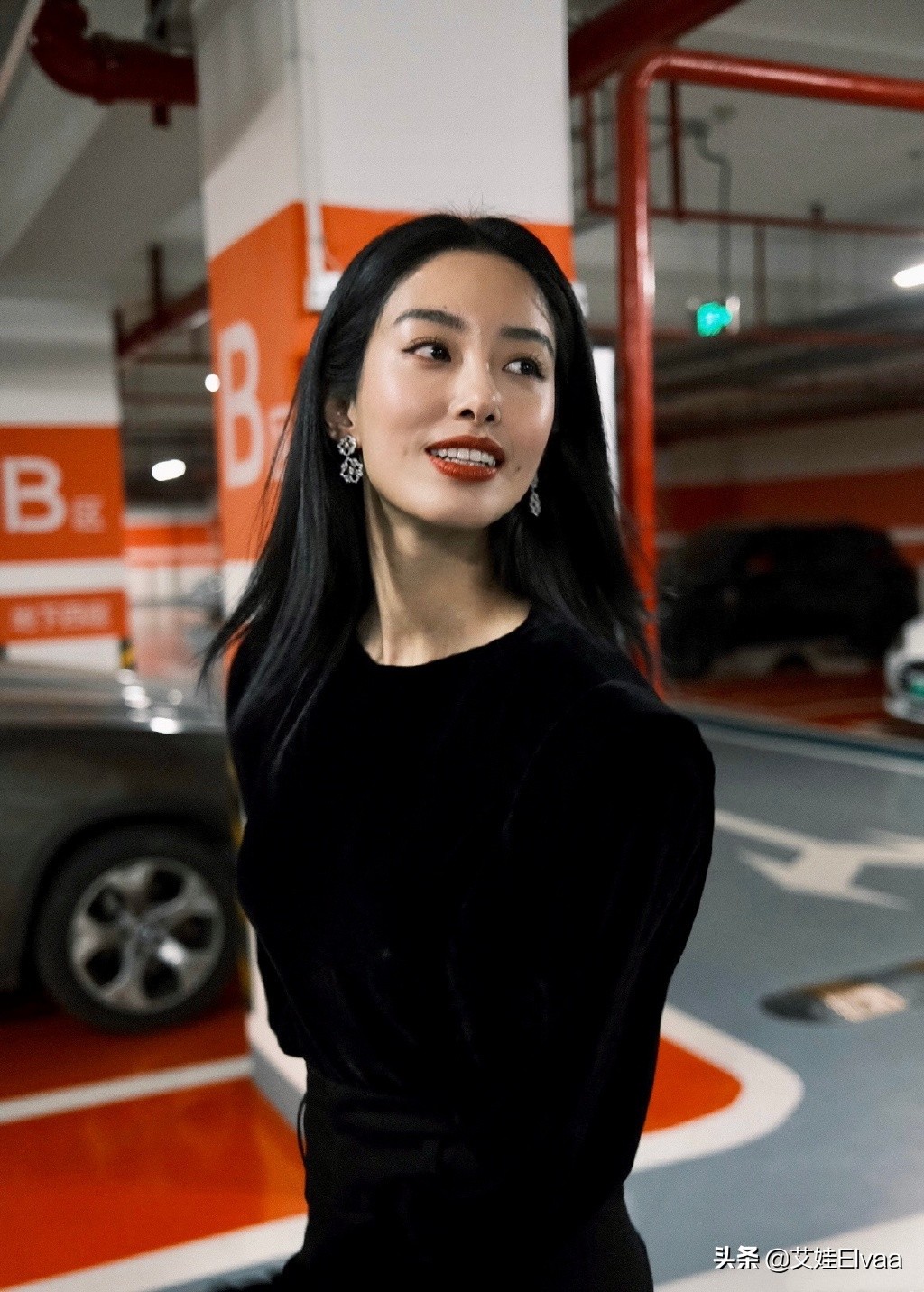 Yang Caiyu walks in the garage, wearing long-sleeved "awl boots" with ...