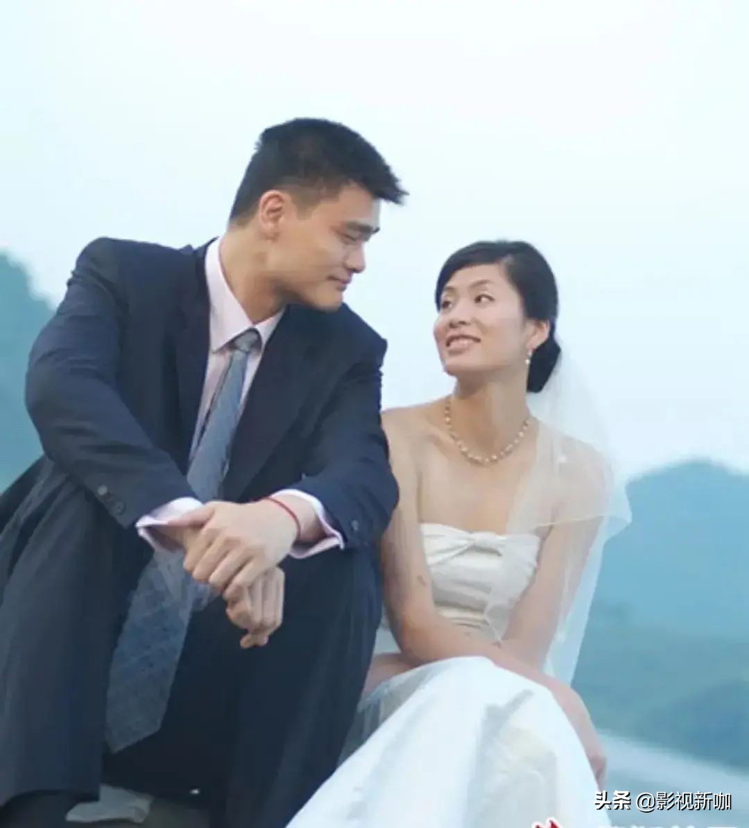 Yao Ming takes his daughter to go shopping, the father and daughter are ...