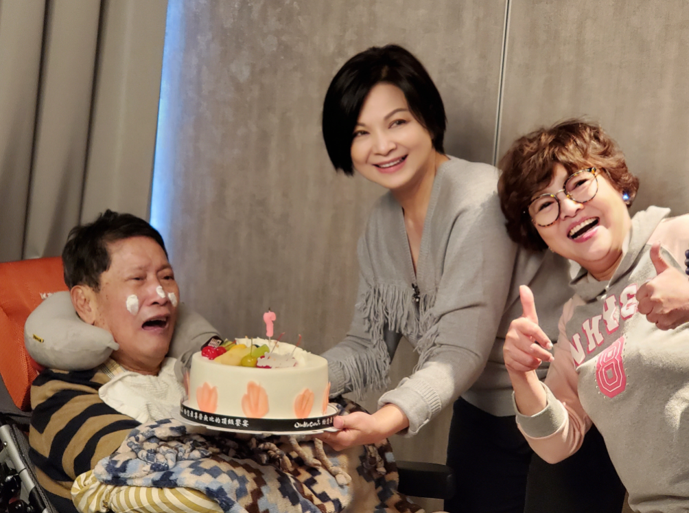 The 72-year-old singer is too bleak! Stroke and cancer girlfriend sells ...