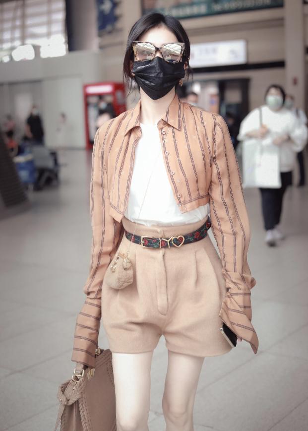 Bailu Airport appeared to be snapped, milk tea color suit showing ...