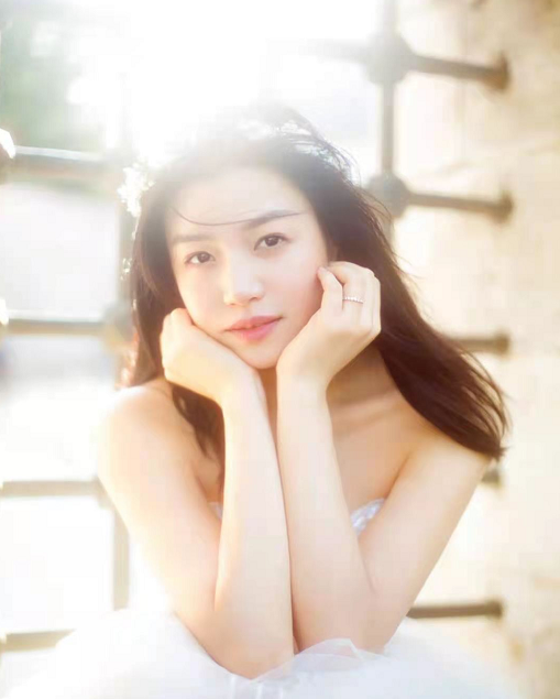 37-year-old Chen Yanxi returned to Shen Jiayi! Bare legs wearing short skirts are not afraid of ...