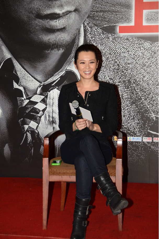 Yu Nan is really suitable for showing his forehead, wearing a black suit with boots, and a big ...