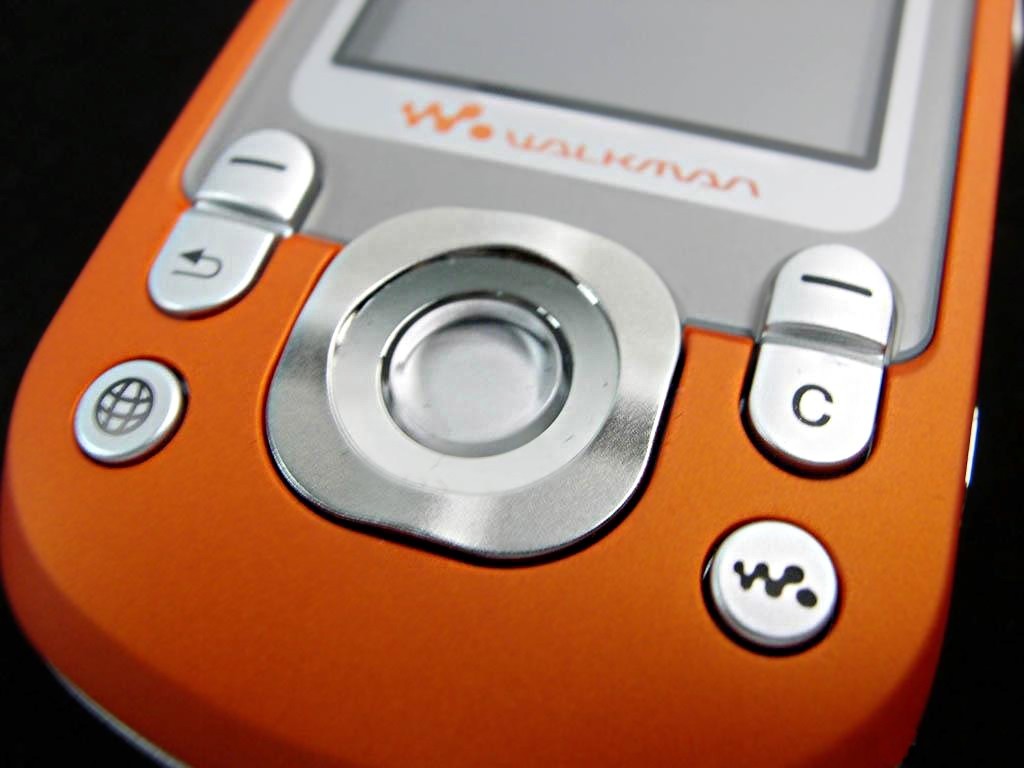 [Classic phone] Sony Ericsson W550: Rotating phone - iNEWS