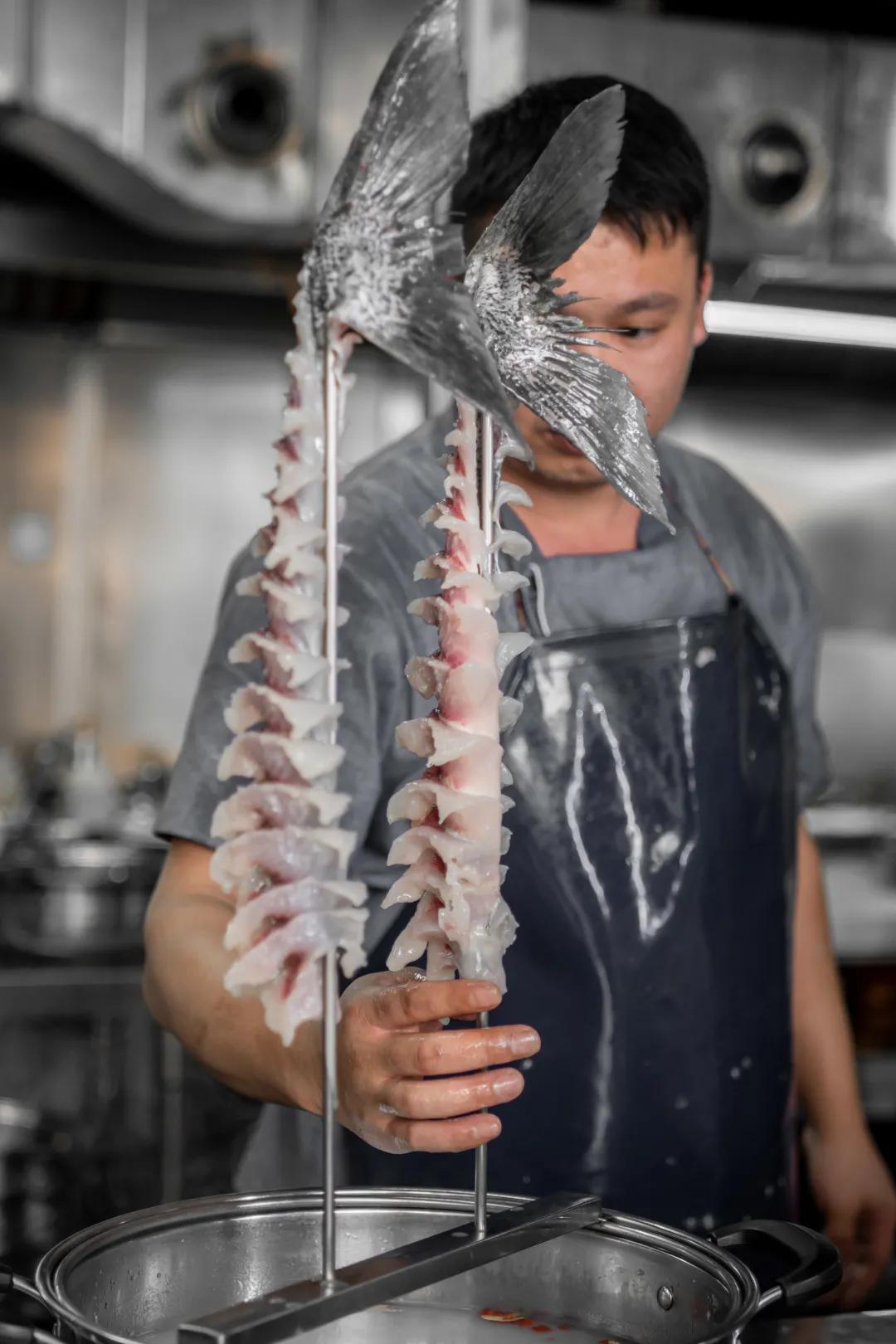 Shunde "Thousand Layers of Boneless Fish", live fish are killed and ...