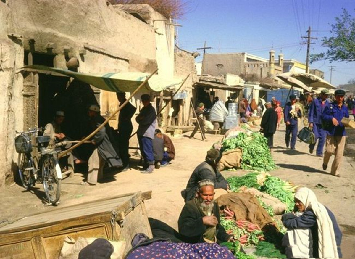 Old photo: Urumqi in the 1980s, "the second road car parked on the ...