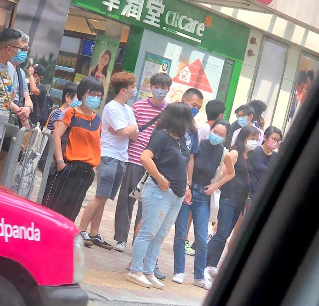Liu Luanxiong's eldest son, Liu Mingwei, and his girlfriend go shopping ...