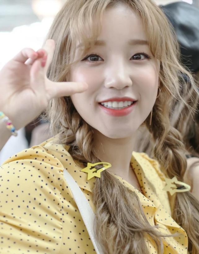 Song Yuqi really wears a candy girl, polka dot skirt with braided hair ...