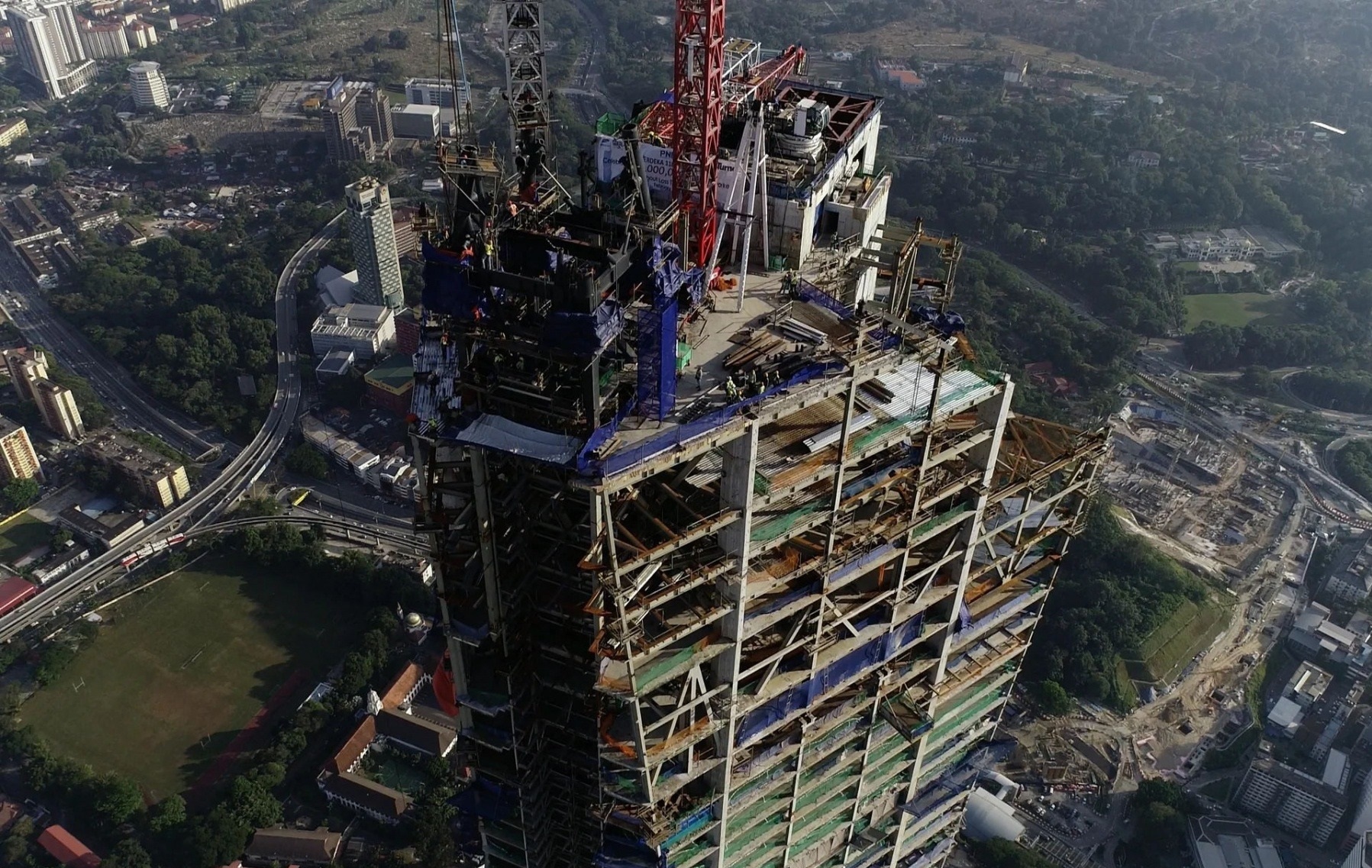 The design is 635 meters high! The PNB118 building, completed this year ...