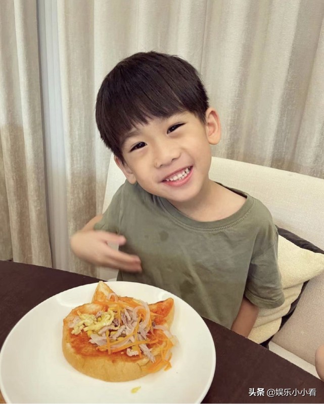 Lin Zhiying's wife, Chen Ruoyi, takes care of the parent-child daily ...
