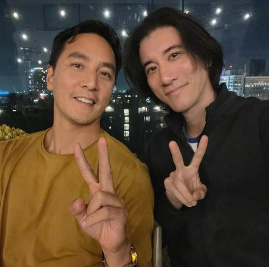 Wang Leehom took a photo with Daniel Wu, the two male gods are in the ...