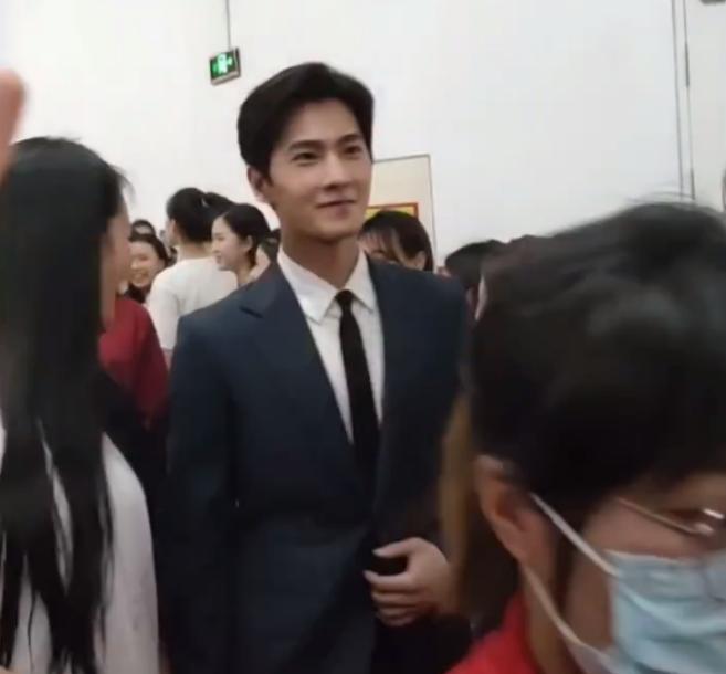 What does Yang Yang look like in real life?Appearing at the backstage ...