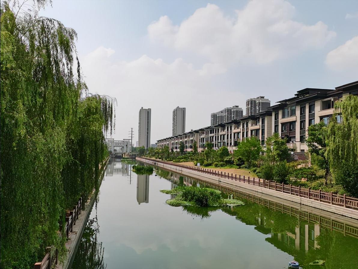 A characteristic street running through Xuhai Road, Heping Road, Xuzhou ...