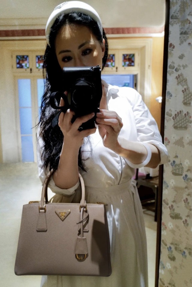 "Peachy Goddess" Zhang Xiaohui is really not old, she still exudes sexy charm at the age of 58 ...