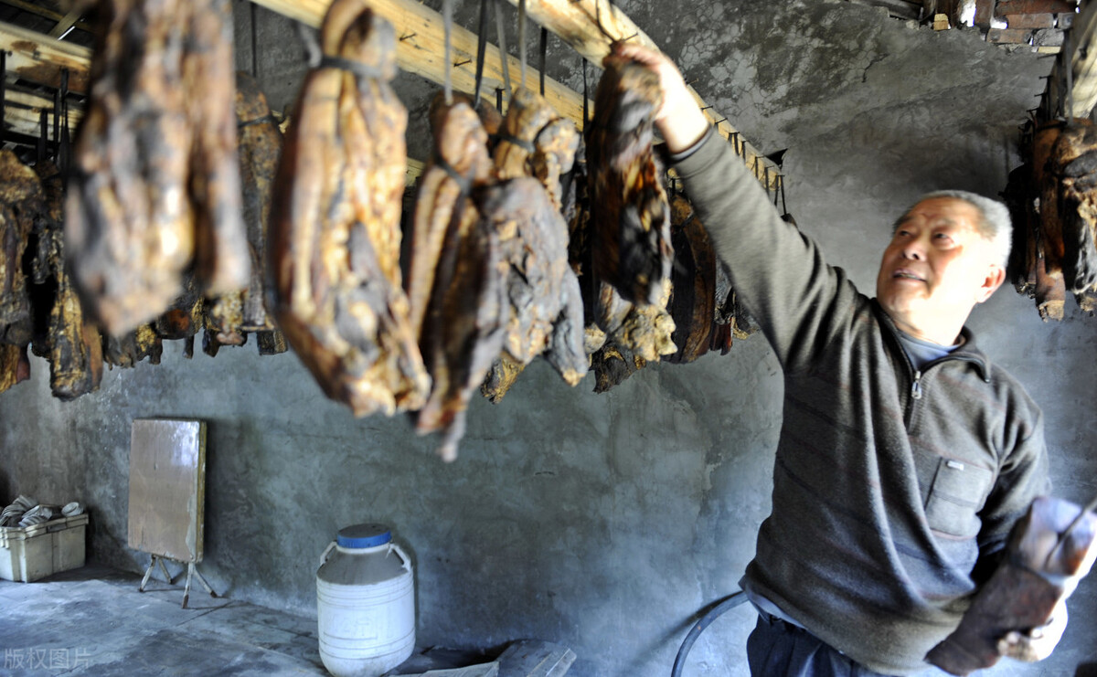 The bacon is moldy, can you eat it?You need to look at these 3 points ...