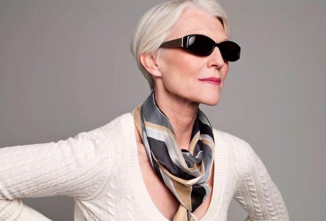 The elegant silk scarf of the French old lady has become a must-have ...