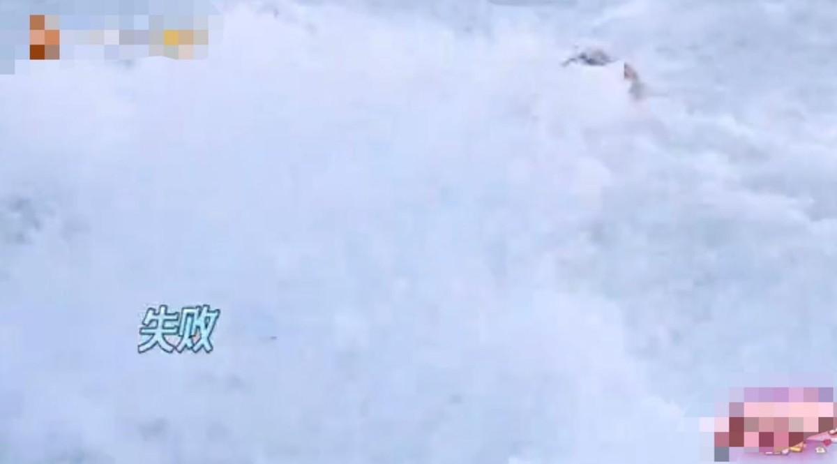 Huang Shengyi surfing blockbuster exposure!Wearing briefs to show off ...