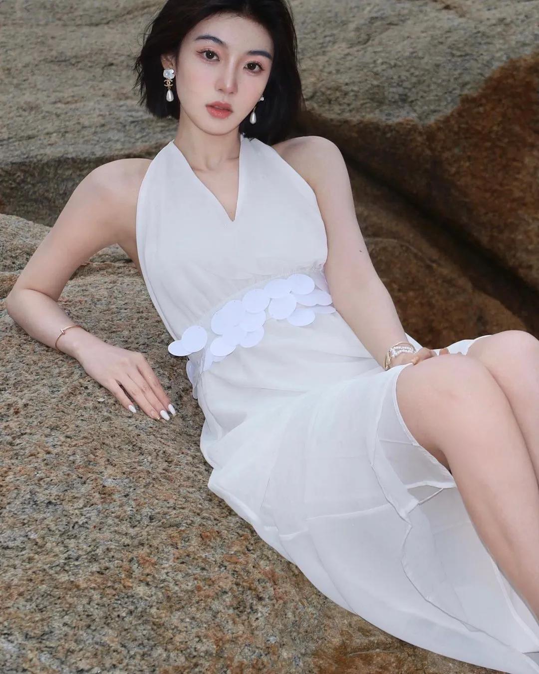 Beautiful Model Little Pumpkin, Rong Yao Qiuju, Huamao Chunsong - iNEWS