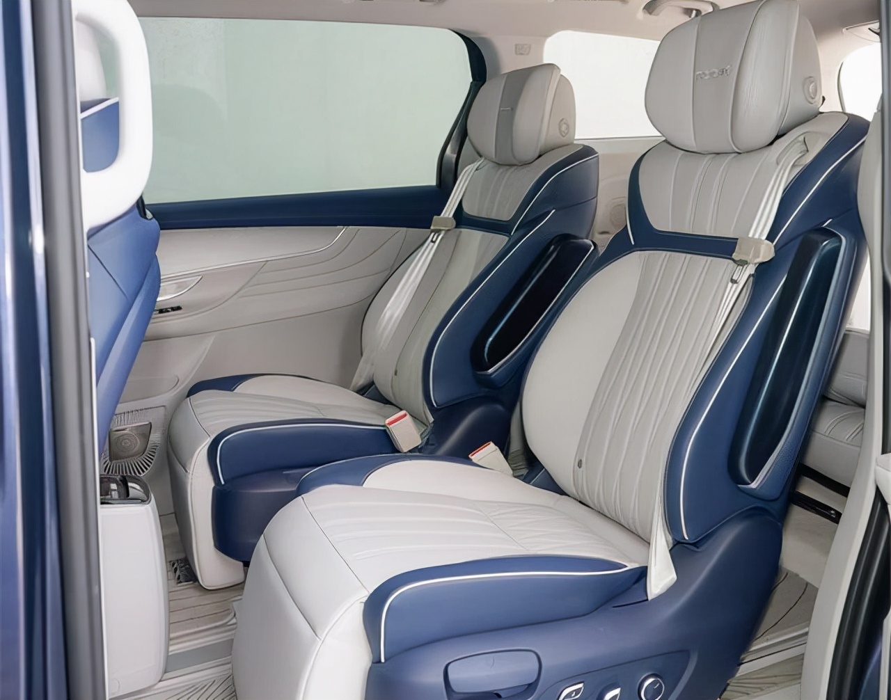 The "dark horse" of the MPV industry, the Roewe iMAX8, which is more beautiful than the GL8, 2 ...