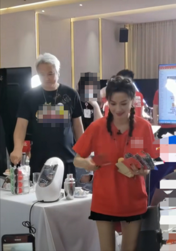 50-year-old Zhang Ting shows off his affection! Wearing a couple ...