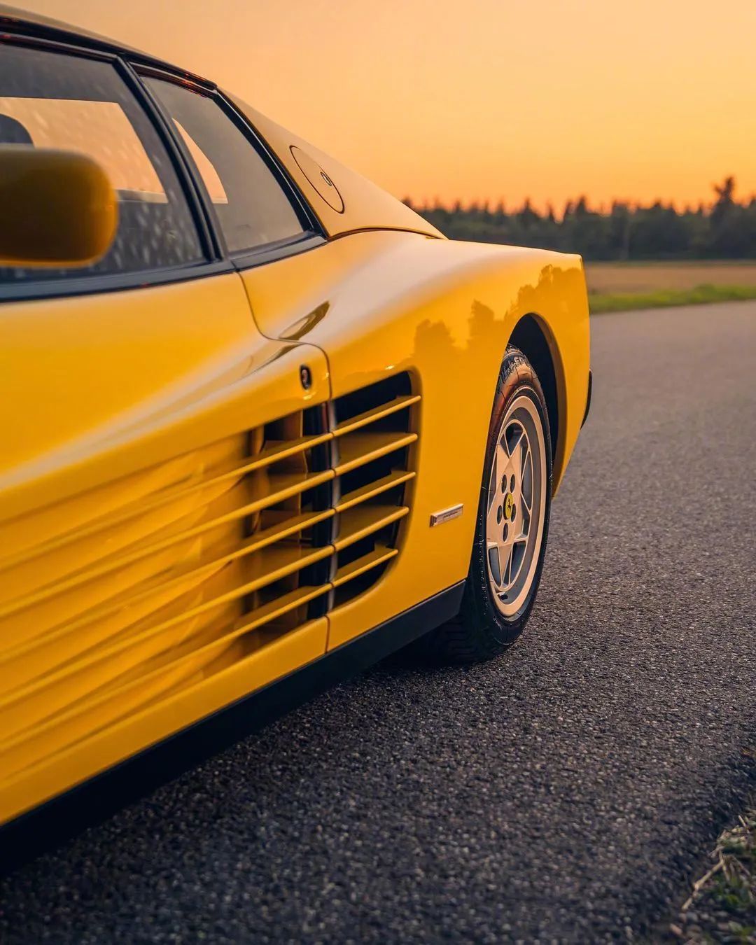 Classic yellow Ferrari Testarossa - iNEWS