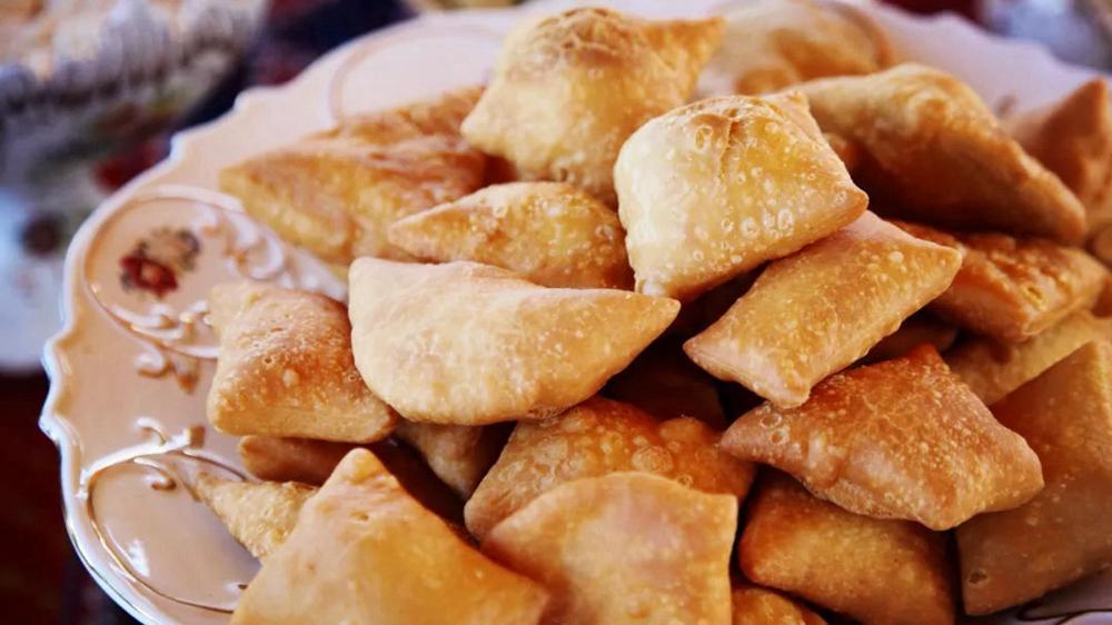 Try the Kazakh specialty snacks, milk tea with Baoer Sak, sweet and ...