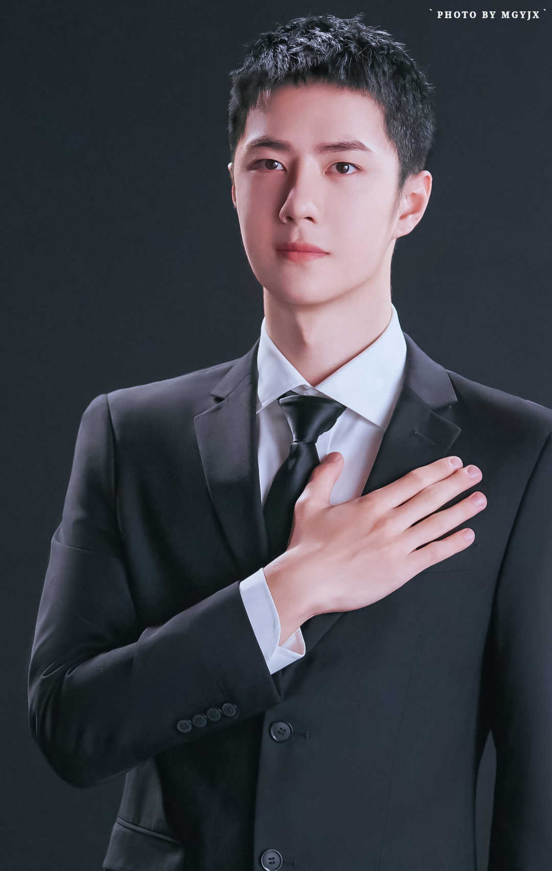 Wang Bo presented flowers to the grandma, and held hands, the voice of the little milk is ...