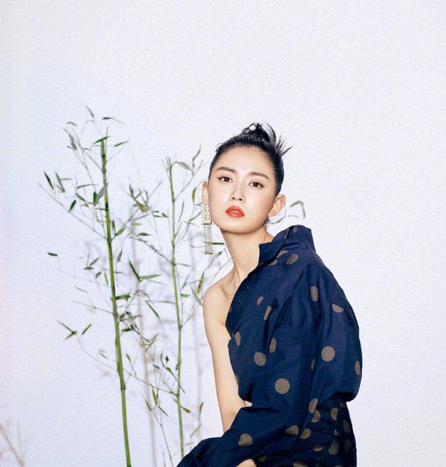 Yuqi Chen is on the cover of the magazine, with a changeable but ...