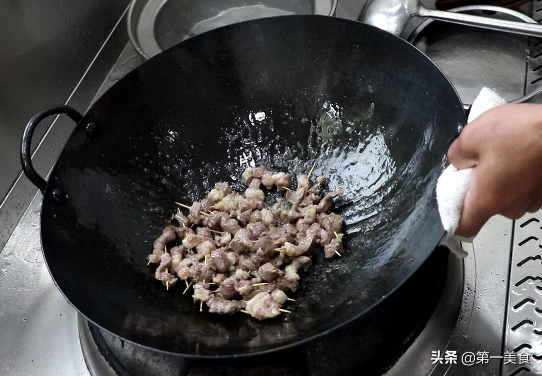 The chef teaches you how to make toothpicks and lamb. There are skills ...