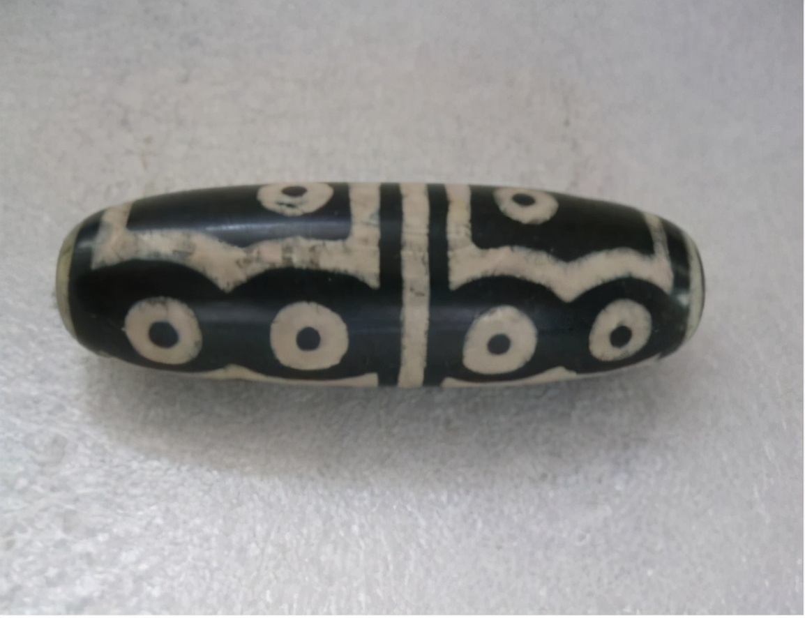 There are only two nine-eyed dzi beads left in the world. Jet Li spent ...