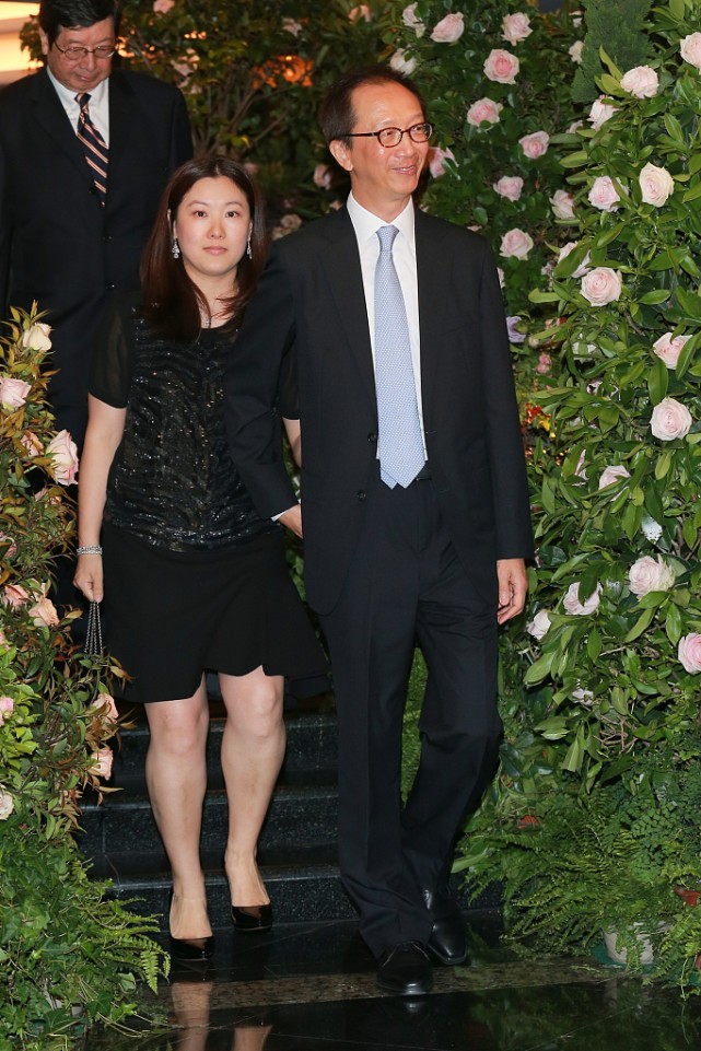 Fu Mingxia and her 27-year-old rich husband look very good. They wear ...