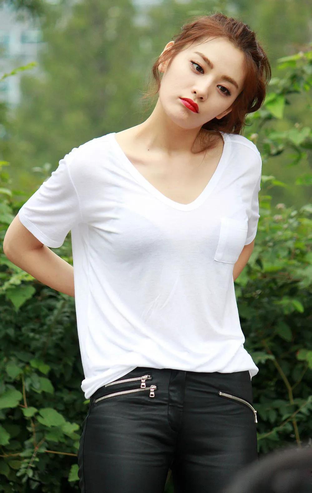 Han Xing Lin Zhenna, with white skin and beautiful long legs - iMedia