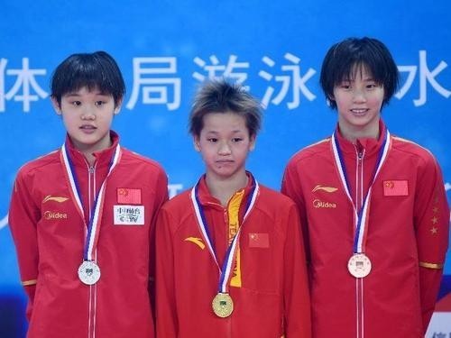 Quan Hongchan's story: Diving to earn money to treat her mother's ...