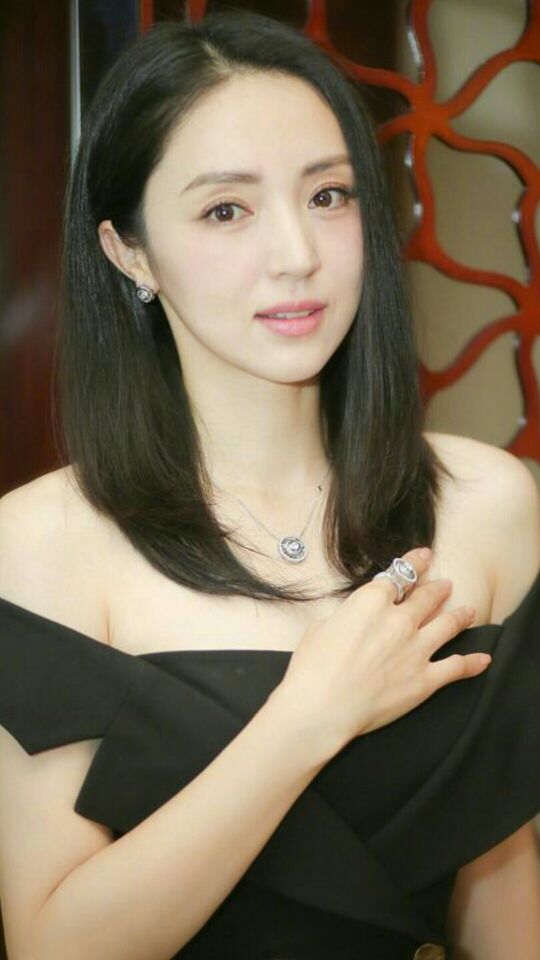 Beautiful actress Dong Xuan is beautiful and generous, with short hair ...