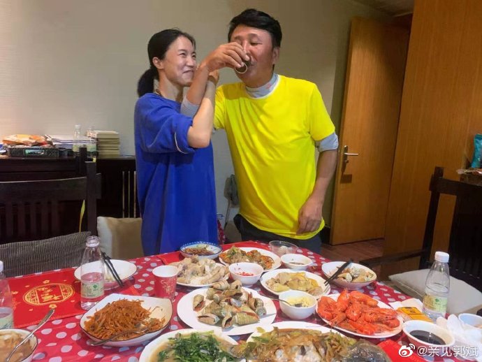 Wang Nan is too happy, and her husband Guo Bin personally cooks a table of New Year's Eve dinner ...