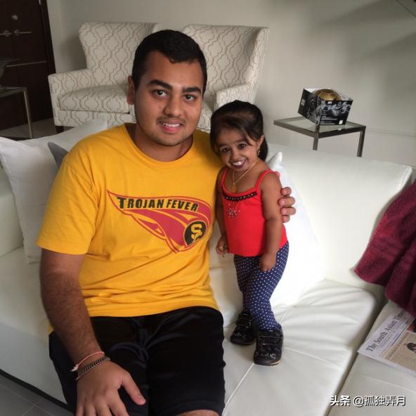 The smallest woman in the world and the longest beautiful legs in the ...