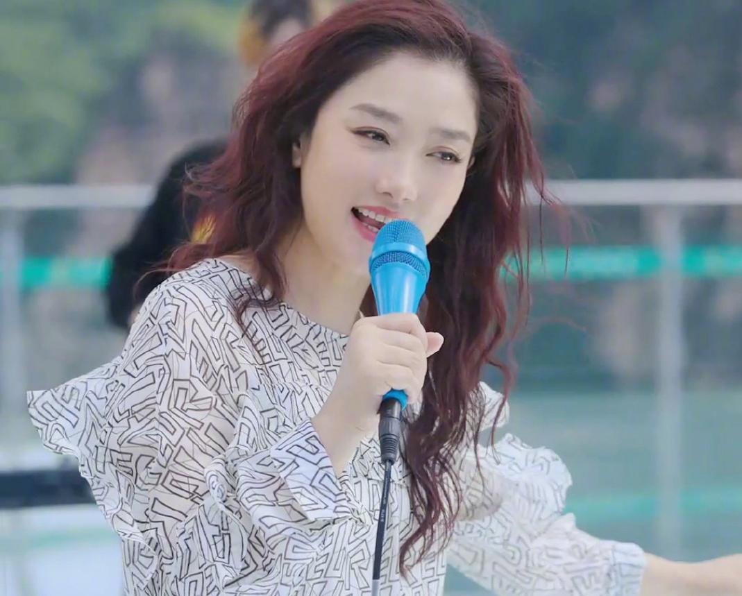 Zeng Yi picks up the advertisement alone, wears a costume and leads a donkey to appear on the ...