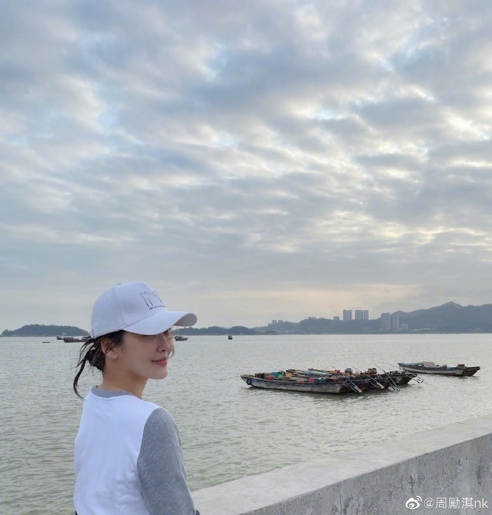 Zhou Liqi took a fitness photo, looked back at the railing and smiled ...