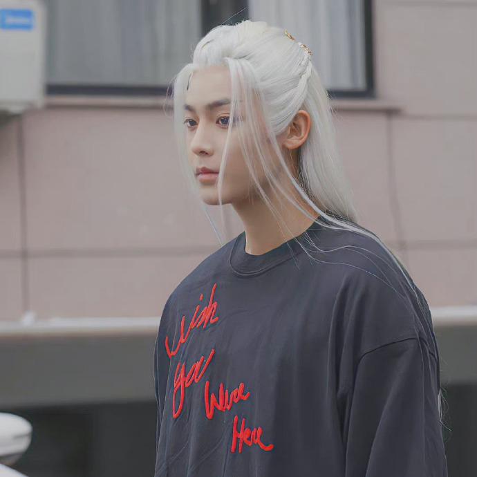 Hou Minghao has another new drama, and his costume in white clothes is ...